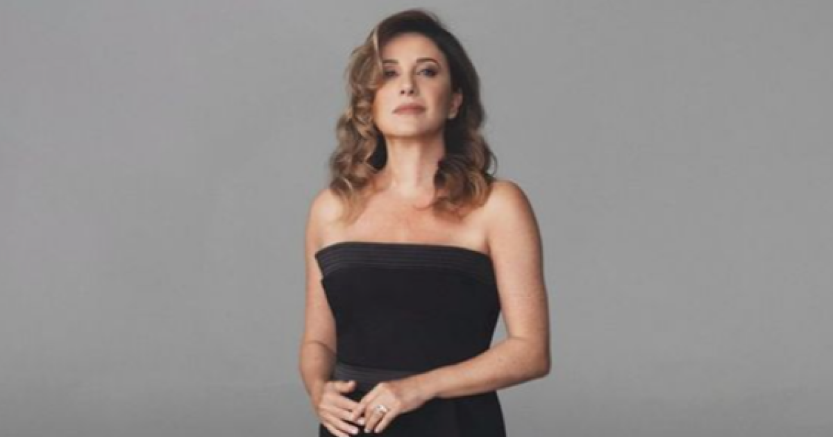 Carla Signoris, chi è la moglie di Maurizio Crozza, sposati da 32 anni ...