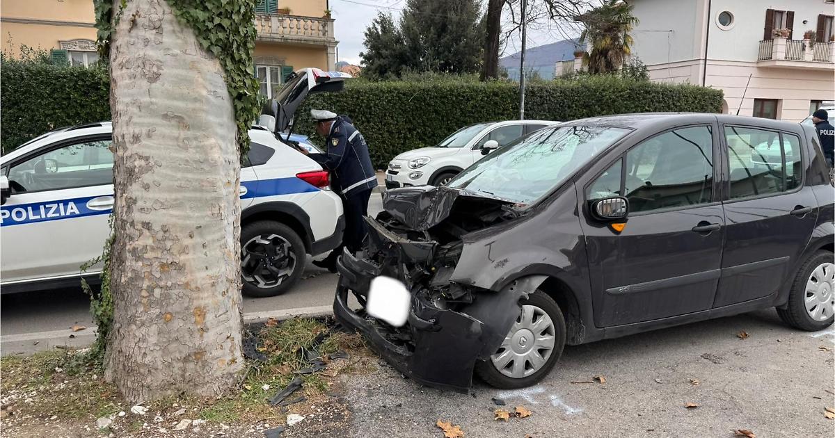 Foligno, con l'auto si schianta contro un albero: muore donna di 76 anni - Corriere dell'Umbria