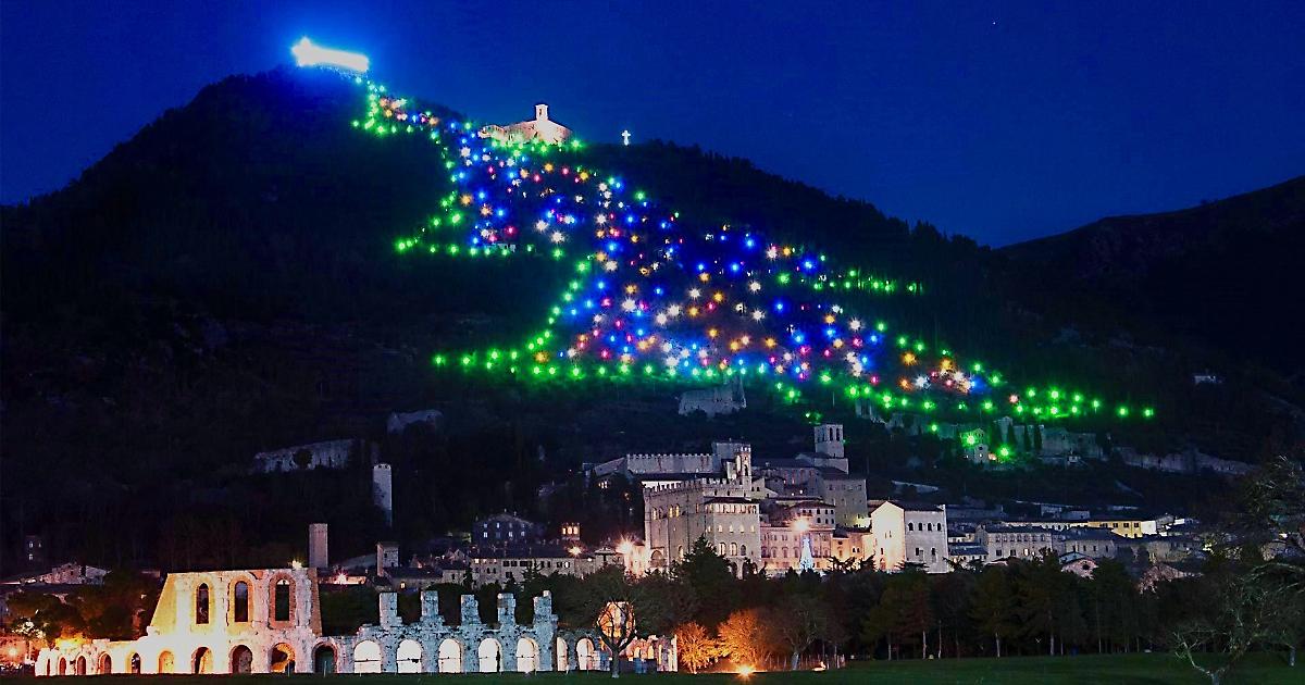 L'albero di Natale più grande del mondo illumina Gubbio: la prima volta ...