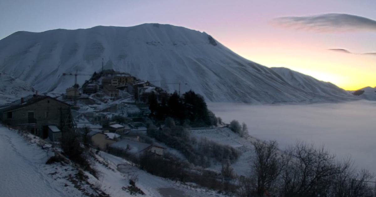 Freddo record in Umbria, a Castelluccio di Norcia temperature da Polo ...