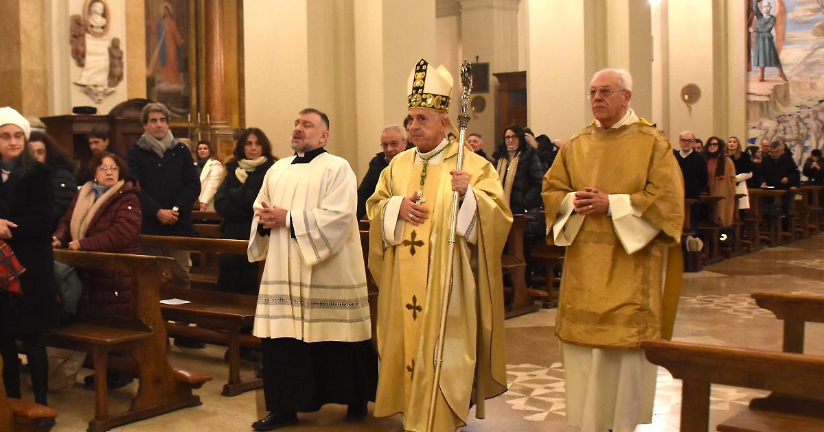 Terni, la messa di Natale e il messaggio del vescovo Soddu: "Non si può ...