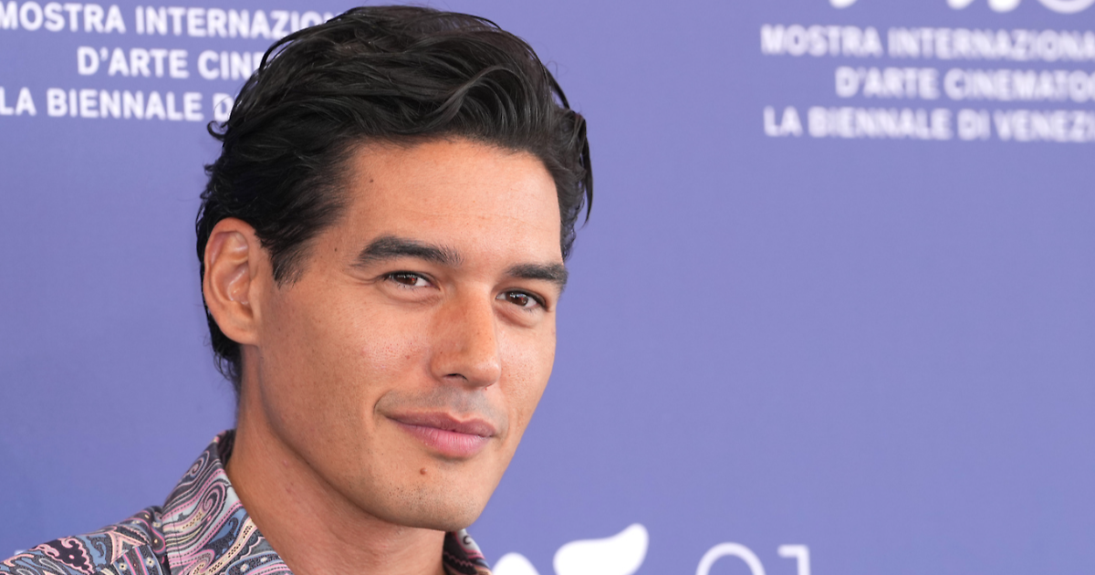 Cristiano Caccamo, chi è l'attore di Antonio Ranieri nella serie Rai su ...