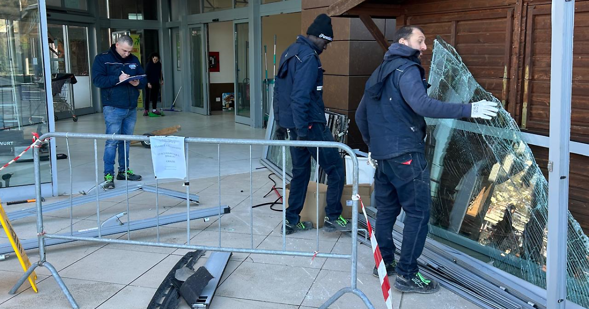 Assalto al Quasar di Corciano: i ladri sfondano la vetrina con una jeep ...