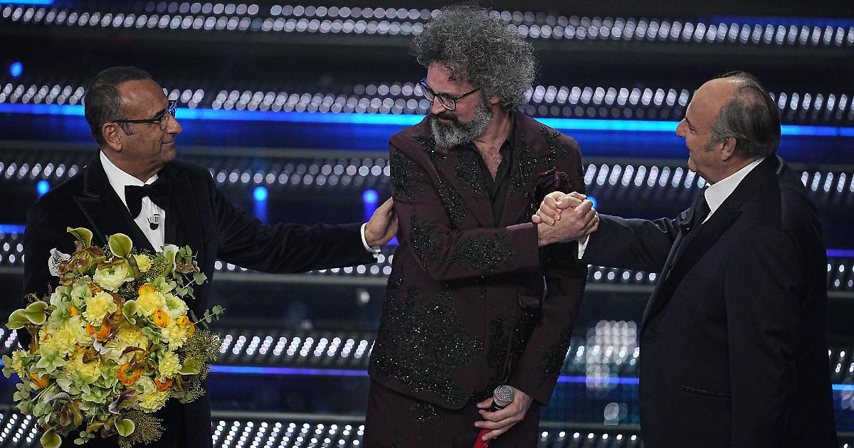 Standing ovation per Simone Cristicchi al Festival di Sanremo 2025 ...