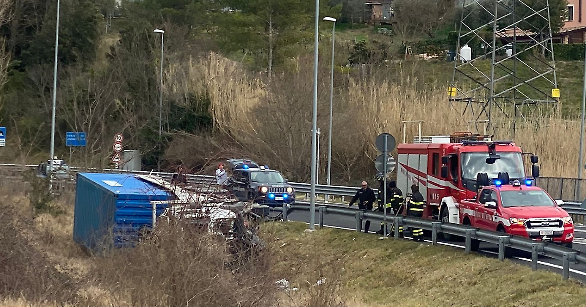 Incidente stradale a Nocera Umbra lungo la Flaminia: camion finisce ...