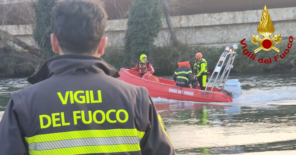 Terni, ricerche di una donna nel fiume Nera, vigili del fuoco in azione con mezzi speciali ...