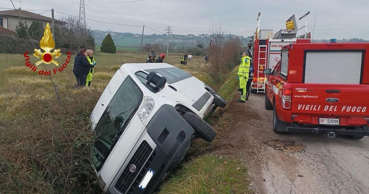 Pulmino con a bordo 5 persone esce di strada e si ribalta nel canale di ...