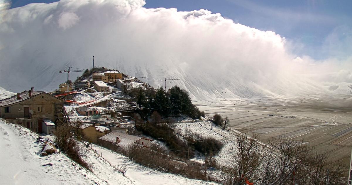 Nevicata primaverile a Castelluccio di Norcia: borgo e monte Vettore ...