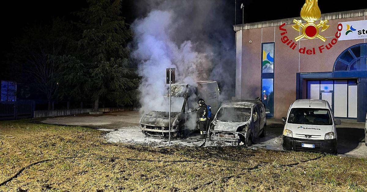 Foligno, bruciati 5 furgoni nella notte: l'incendio è doloso - Corriere dell'Umbria