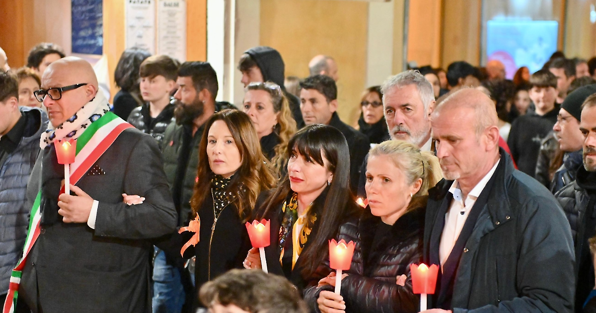 Fiaccolata in ricordo di Ilaria Sula, Stefania Proietti in lacrime ...