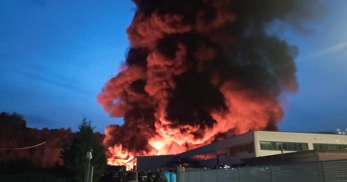 Incendio nell'azienda di materie plastiche, ordinanza dei Comuni di ...
