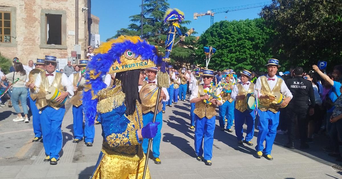 Gran finale alla Festa del Tulipano: un tripudio di luci e colori tra carri allegorici e ...