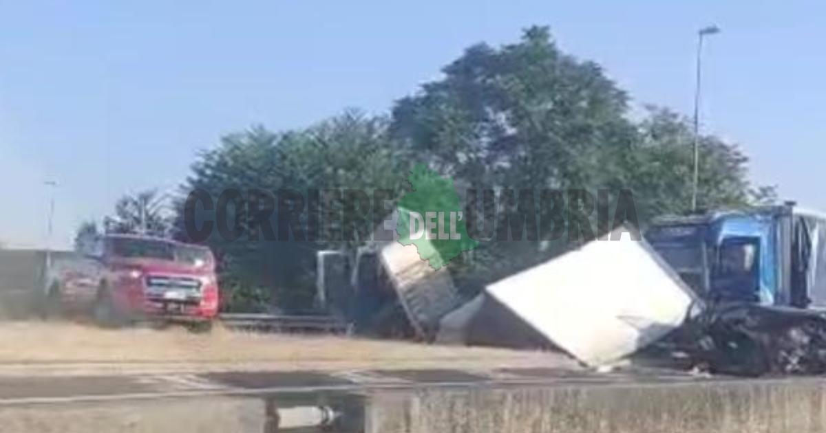 Incidente sulla Flaminia fra tir e auto, chiusa la carreggiata in direzione Roma: 6 feriti ...