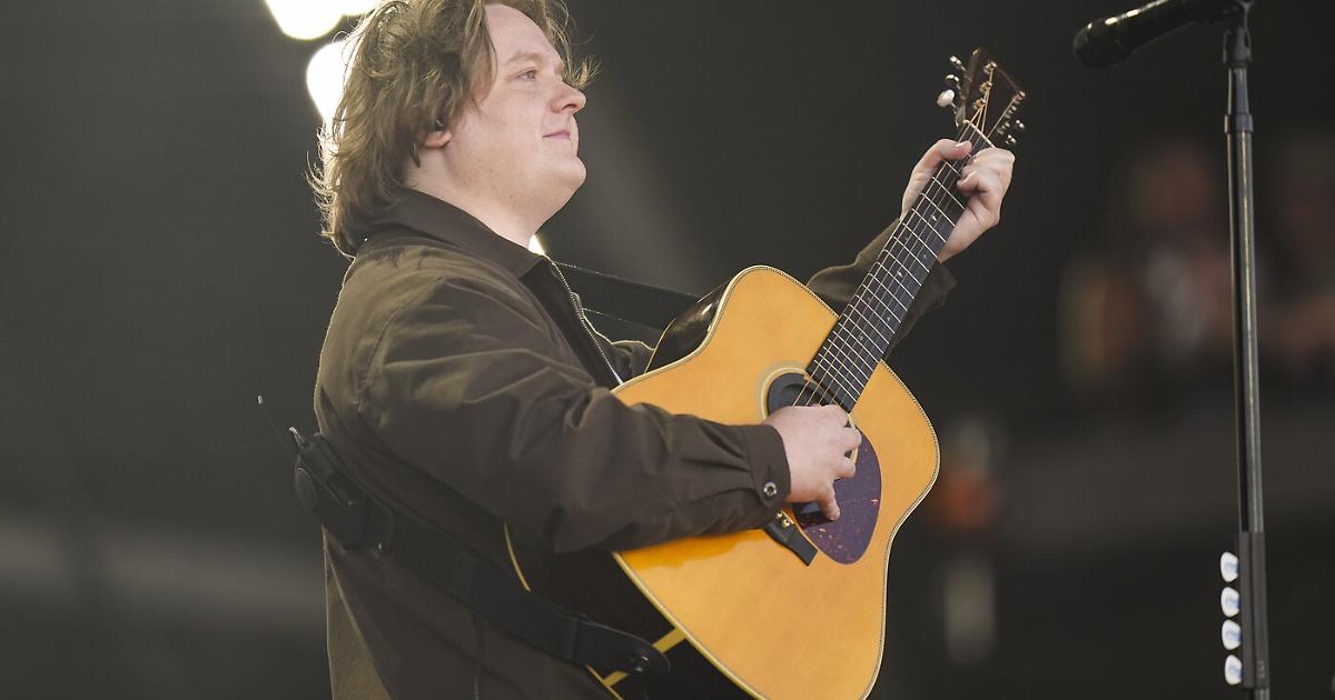 Lewis Capaldi torna a sorpresa al Glastonbury Festival. Nel 2023 aveva ...