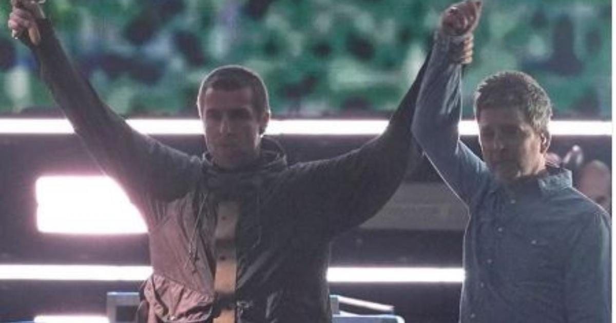 Oasis, Liam e Noel Gallagher sul palco mano nella mano: scaletta dei ...