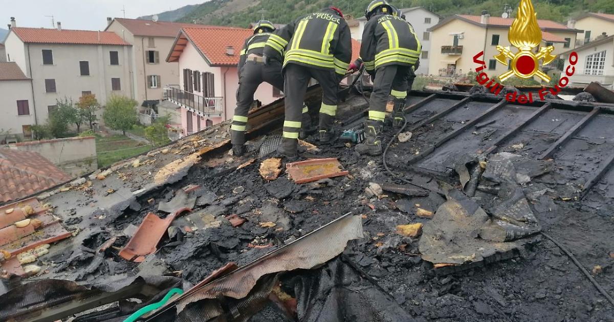 In fiamme il tetto di una casa a Sigillo: incendio domato dai vigili del fuoco - Corriere dell ...