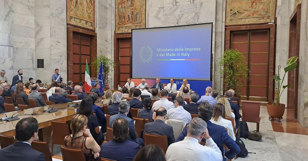 Moda, Urso "Priorità di governo, simbolo del Made in Italy" - Corriere ...