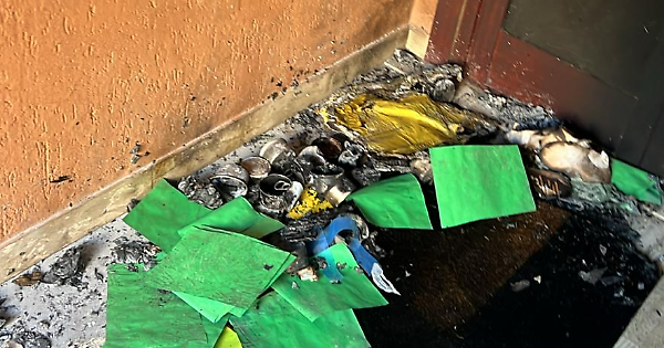 Bomba carta esplode nel portone d'ingresso di un palazzo a Ferro di ...