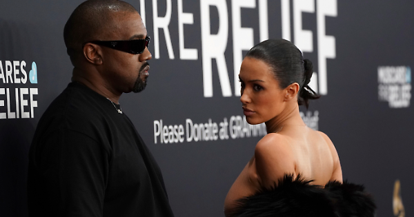 Kanye West sfila con Bianca Censori nuda: scandalo sul red carpet dei Grammy Awards 2025 ...
