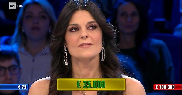 Affari tuoi, Ilaria da Acquasparta accetta l'offerta di 35 mila euro ma ...