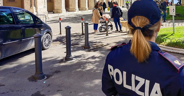 Passeggiava con una mazza da baseball lunga 76 centimetri: denunciato ...