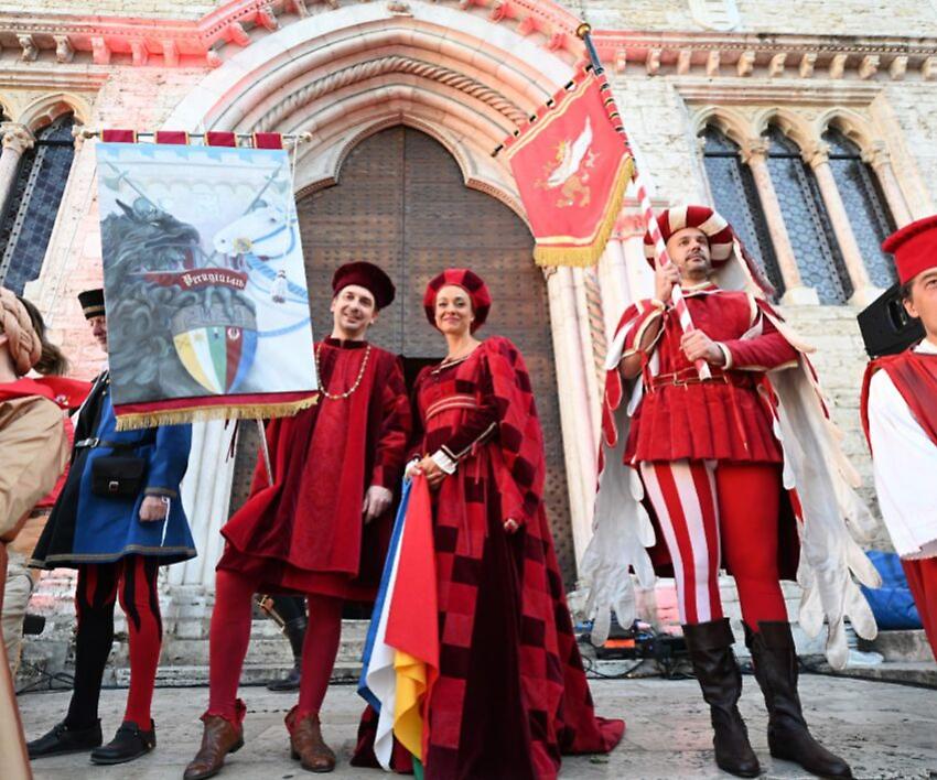 Perugia 1416, il tiro con l'arco e l'ingresso di Braccio Fortebracci ...
