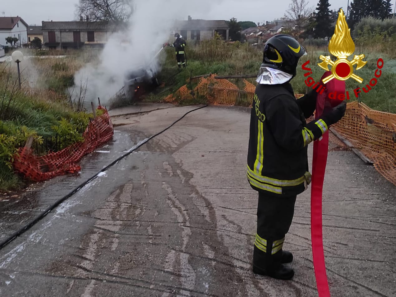 Terni, auto parcheggiata va in fiamme, si mette in moto e finisce in una scarpata: incendio ...